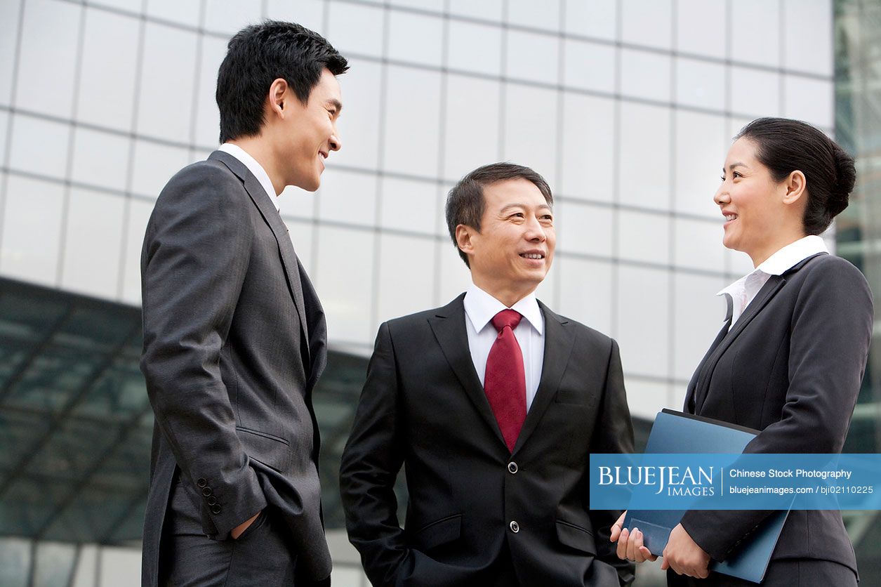 Chinese businessmen in discussion-High-res stock photo for download