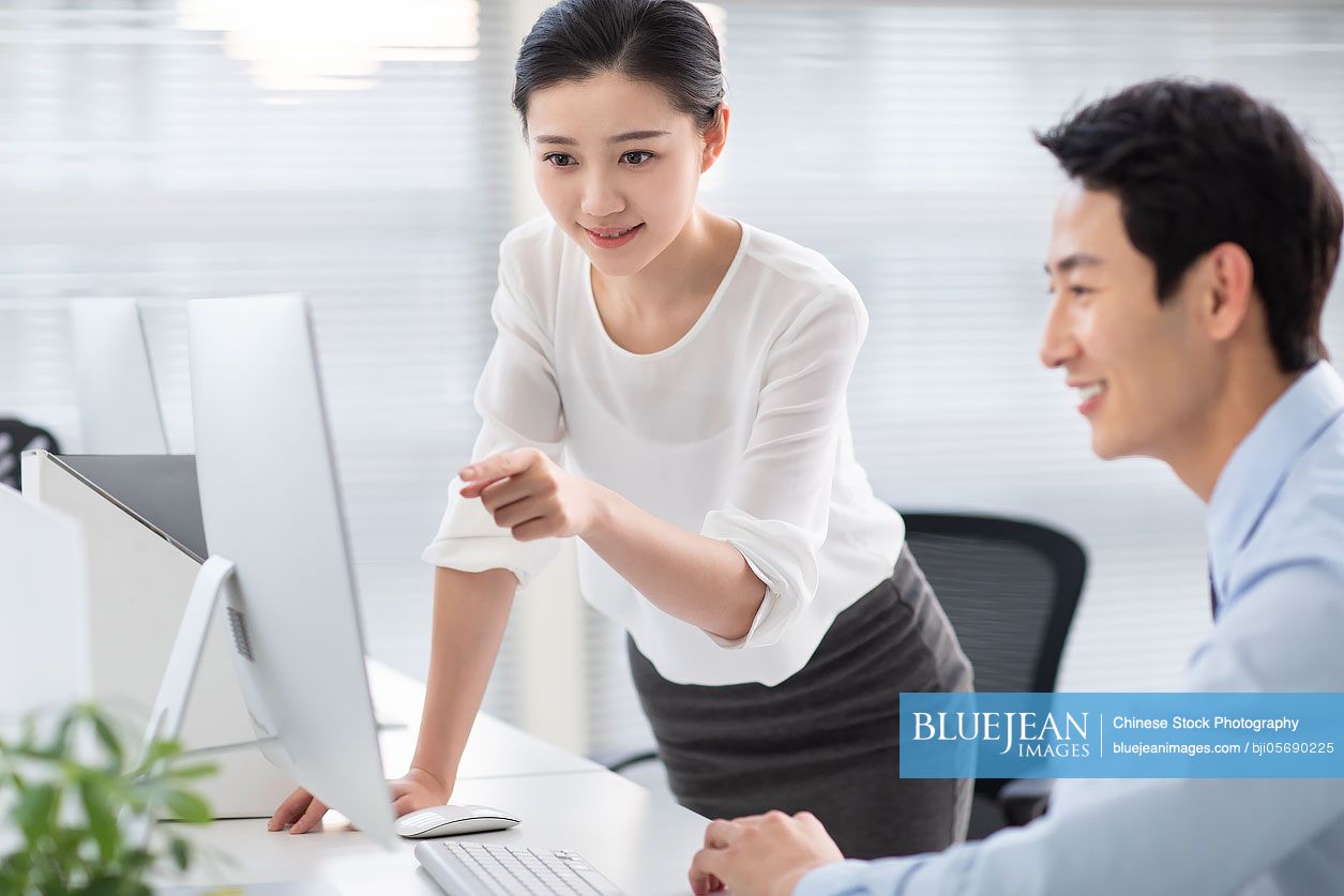 Young Chinese business people working in office-High-res stock photo for download