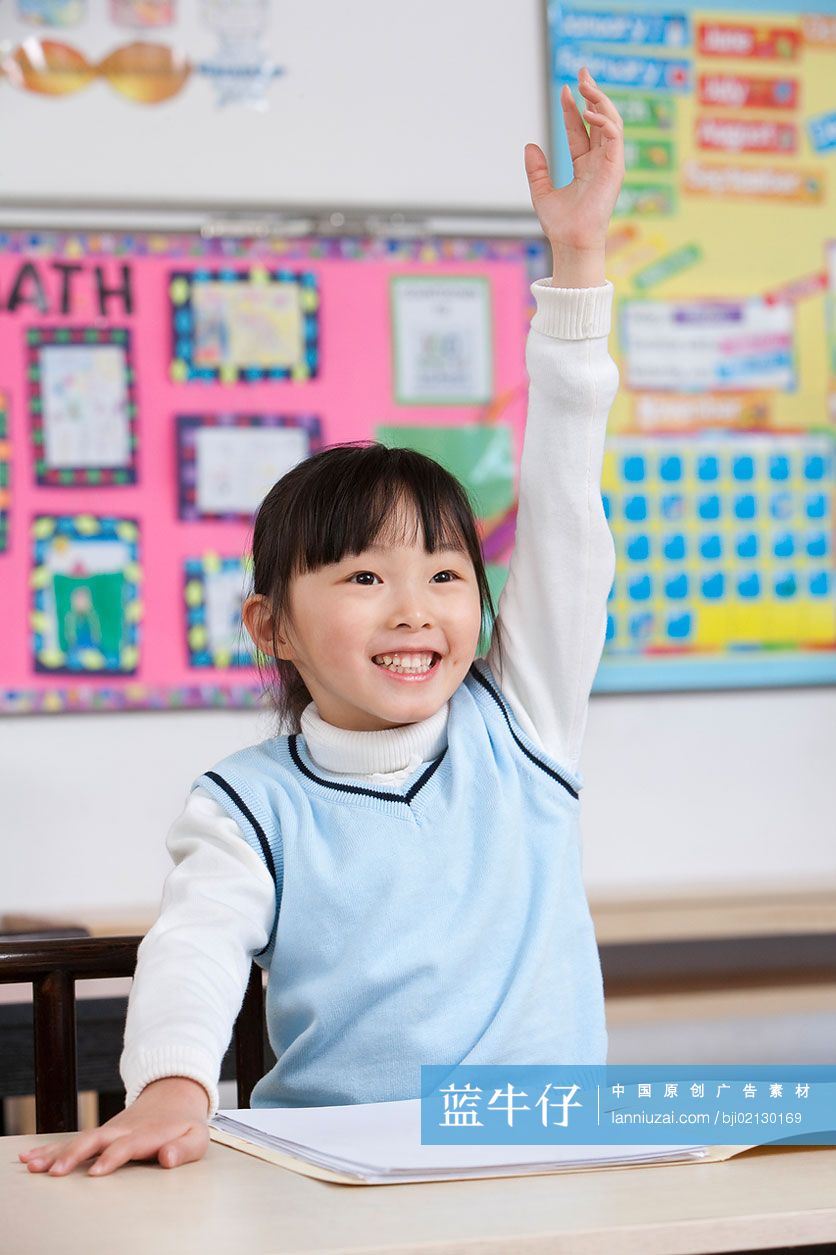 小学生在课堂举手-蓝牛仔影像-中国原创广告影像素材