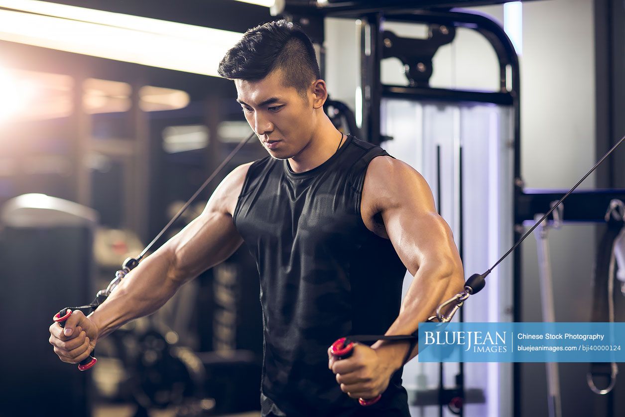 Young Chinese man exercising at gym-High-res stock photo for download