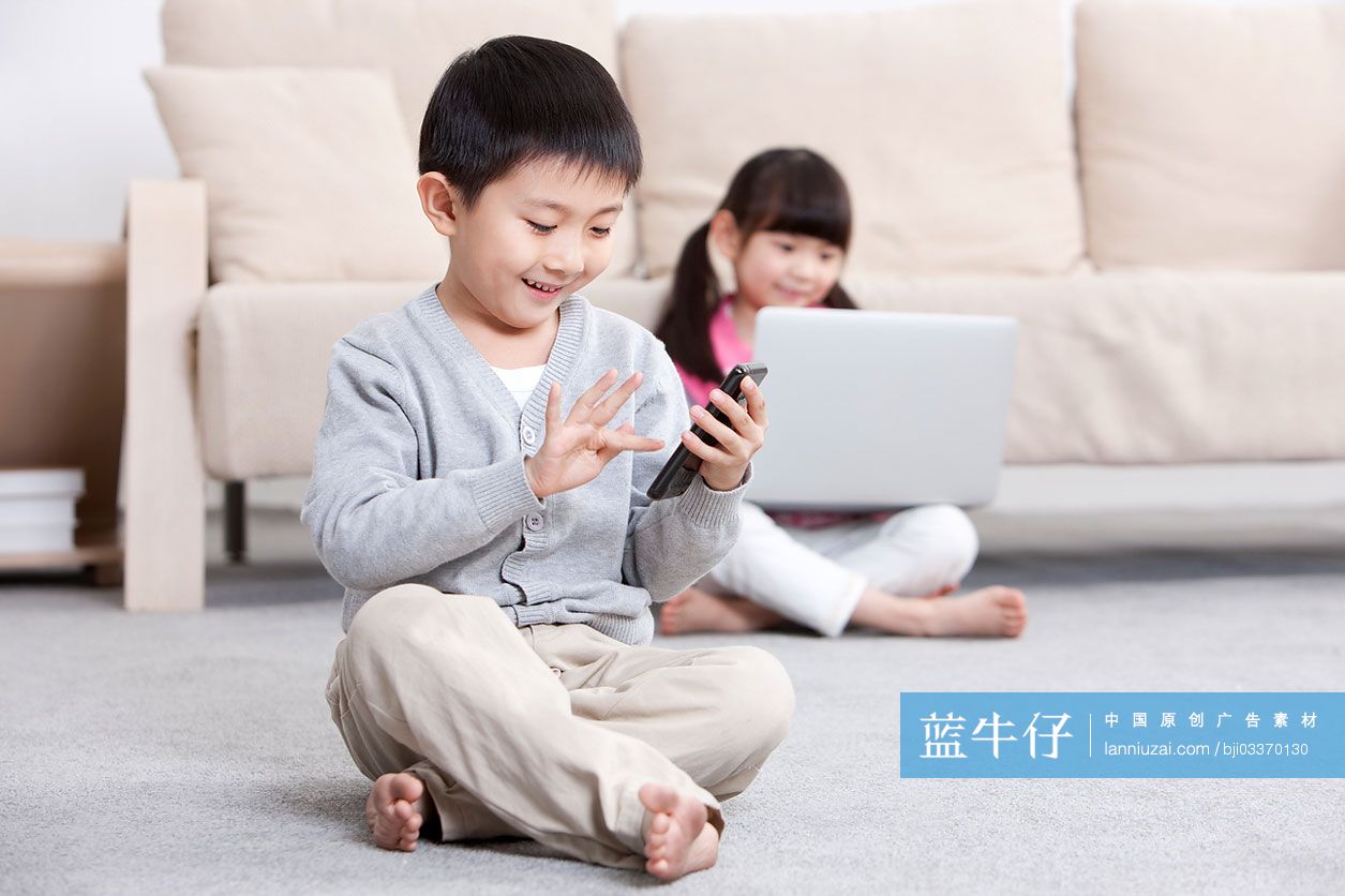 小男孩和小女孩在室内使用电子设备 蓝牛仔影像 中国原创广告影像素材 6529