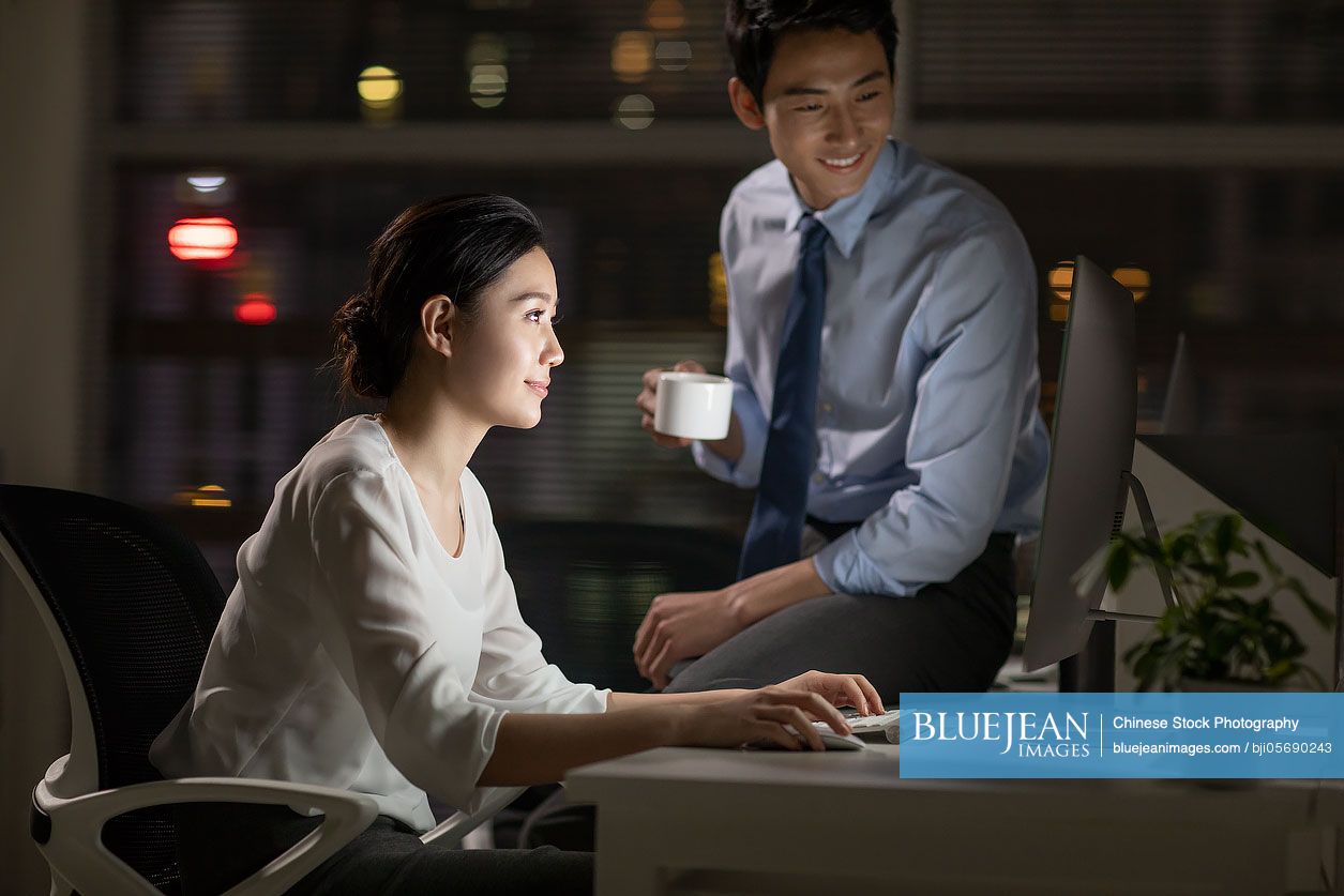 Young Chinese business people working late in office-High-res stock photo for download
