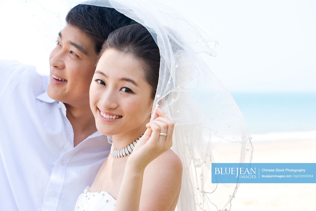 Portrait of happy Chinese newlyweds-High-res stock photo for download