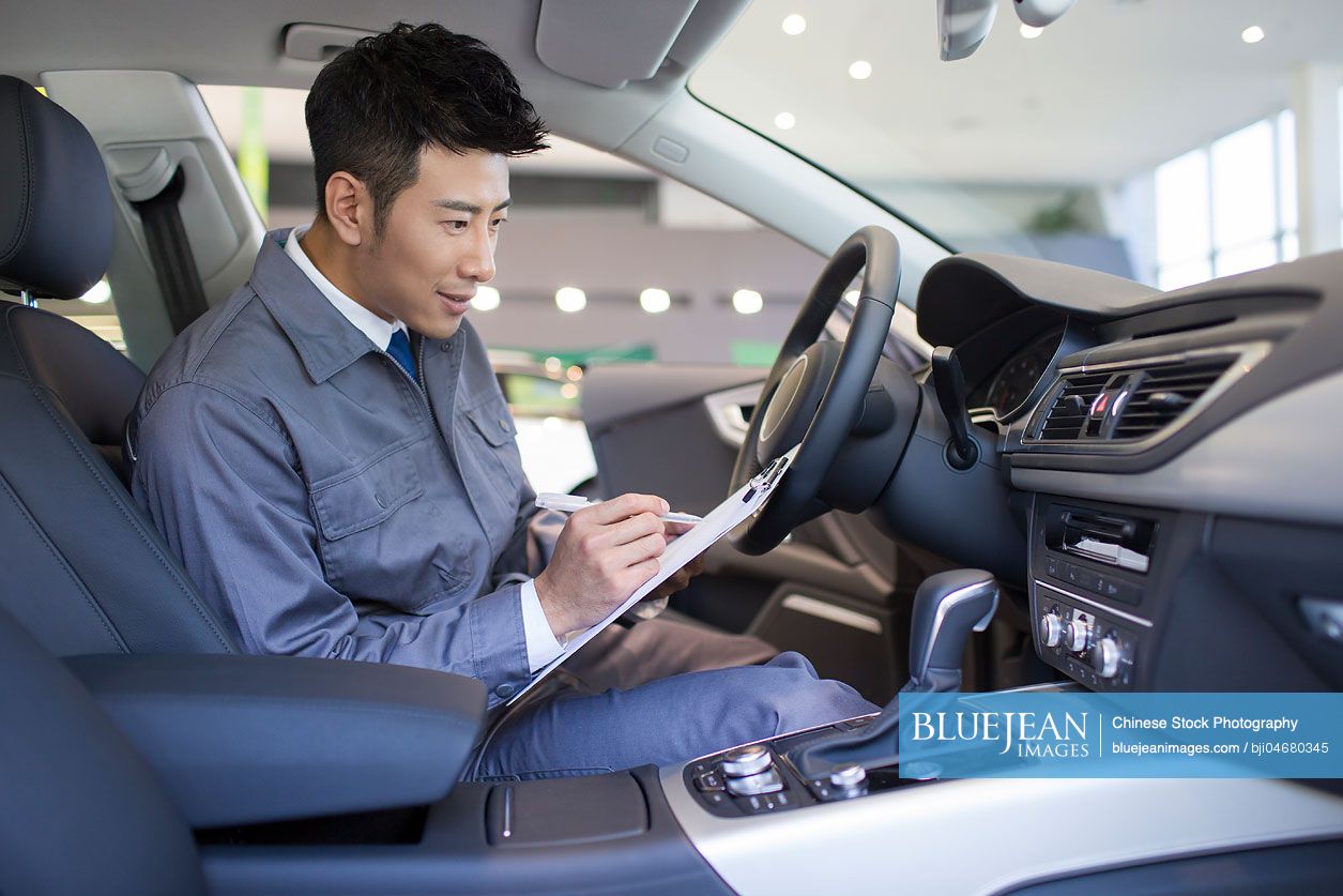 Chinese auto mechanic-High-res stock photo for download
