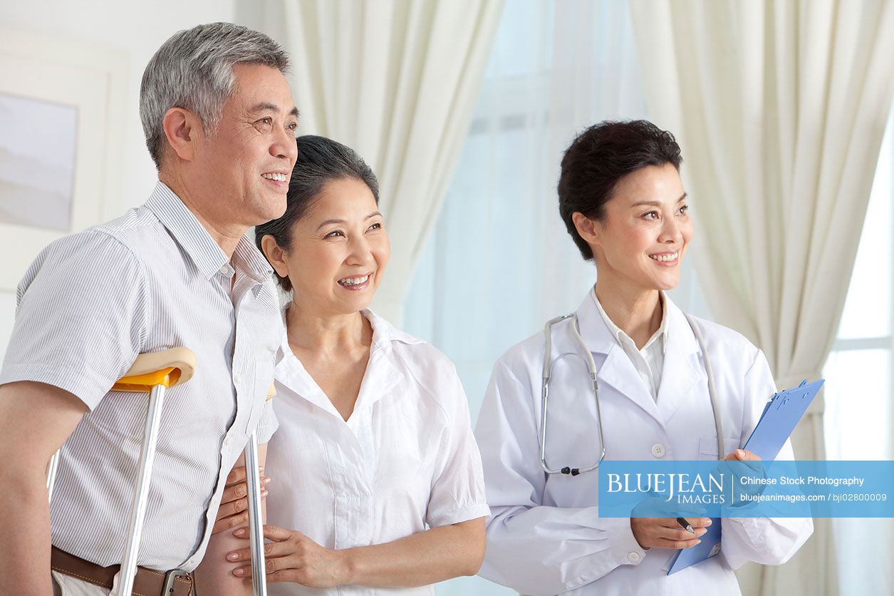 Chinese family doctor and senior patient-High-res stock photo for download