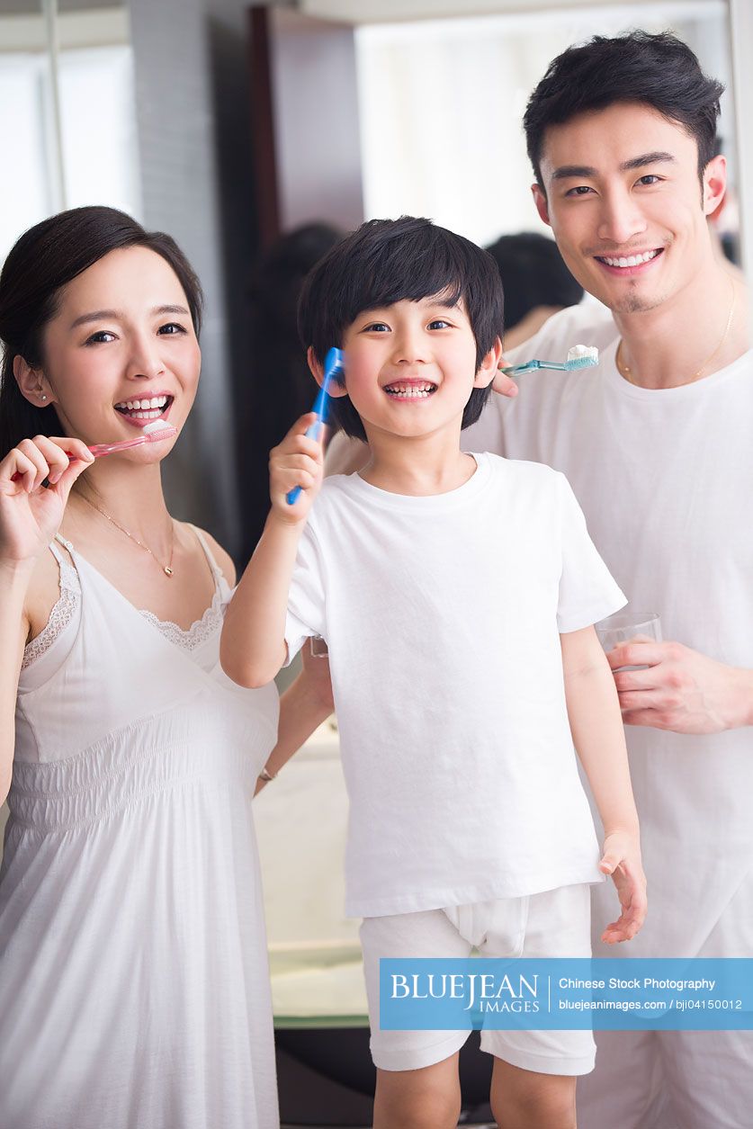 Happy Chinese family brushing teeth-High-res stock photo for download