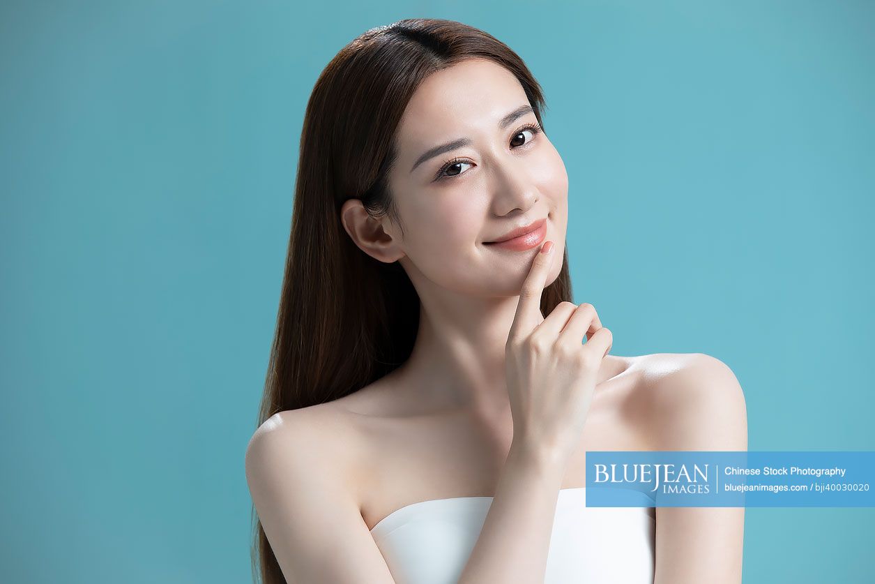 Studio shot of beautiful young Chinese woman-High-res stock photo for download