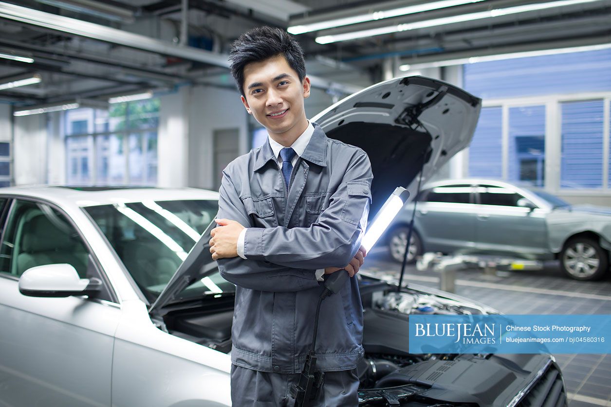 Chinese auto mechanic-High-res stock photo for download