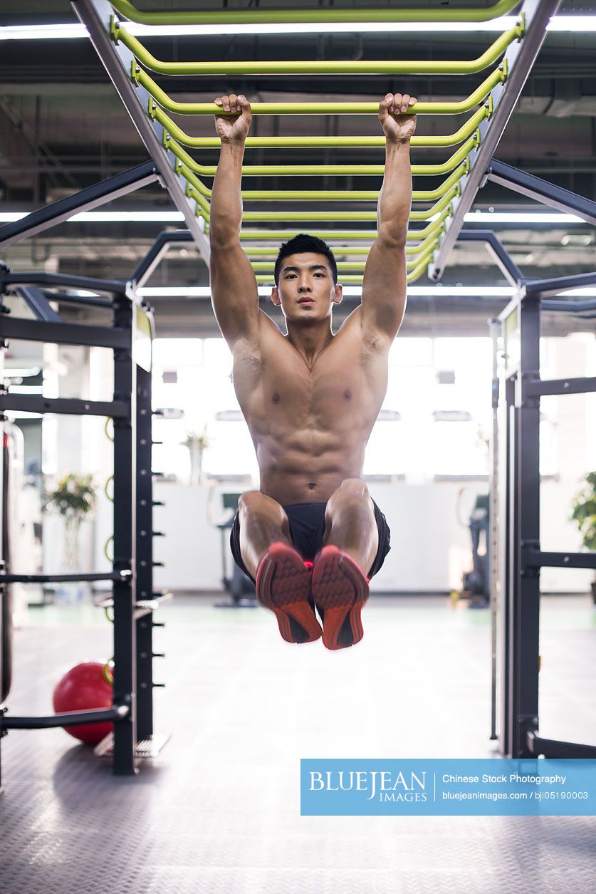 Young Chinese man exercising at gym-High-res stock photo for download