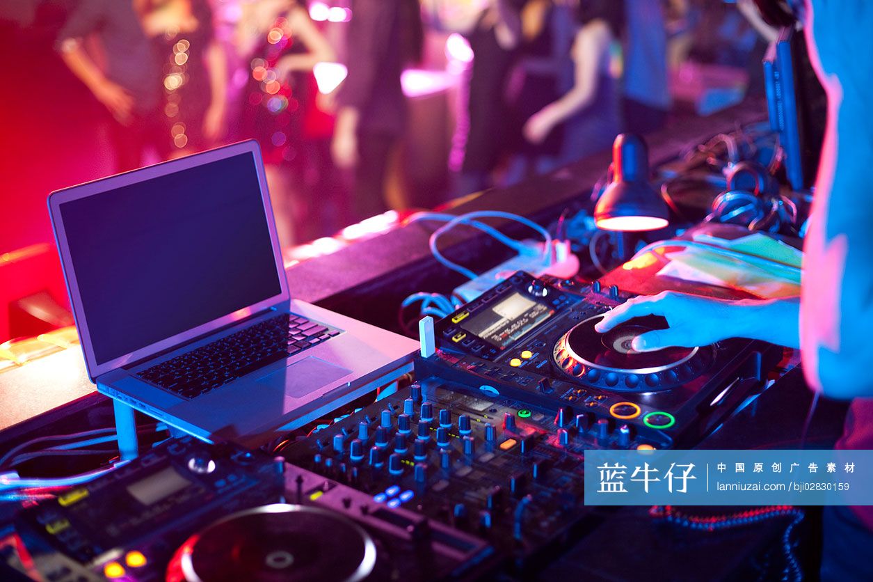 DJ在舞厅打碟-蓝牛仔影像-中国原创广告影像素材