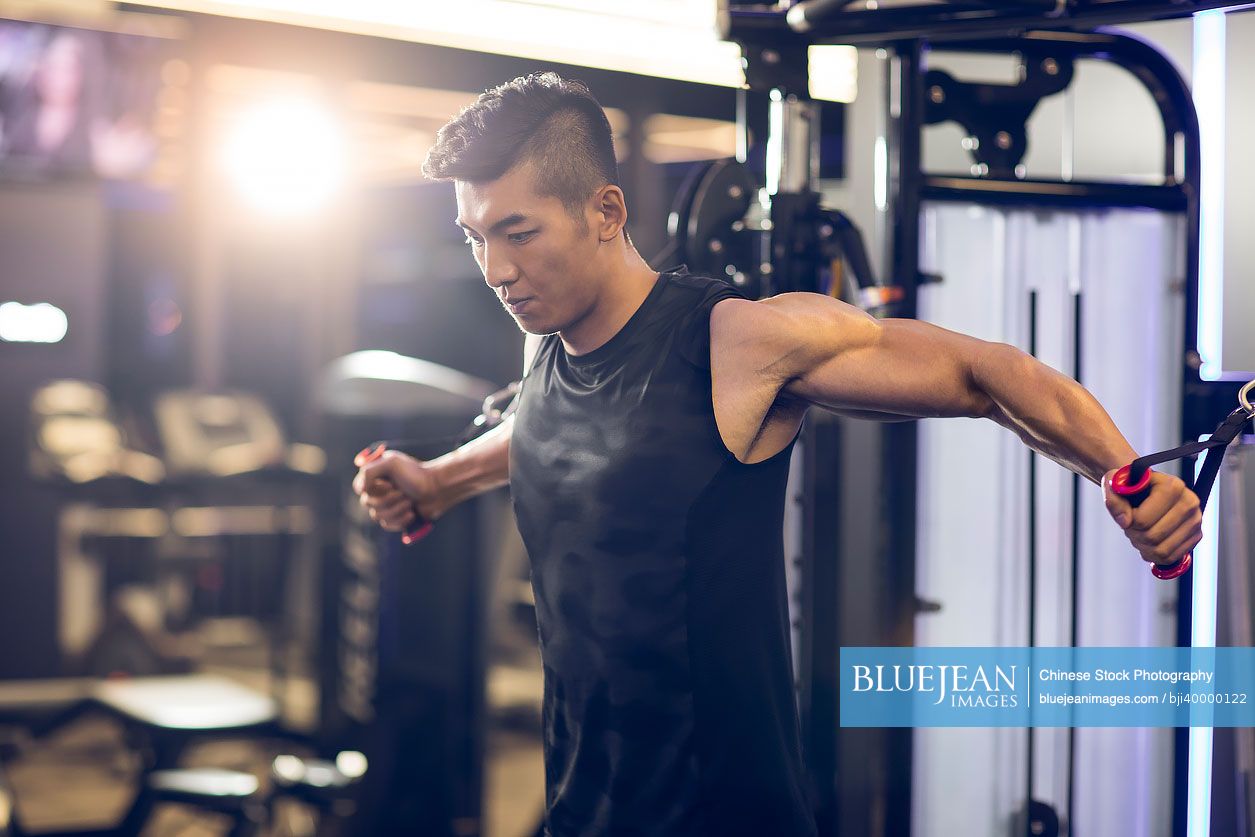 Young Chinese man exercising at gym-High-res stock photo for download