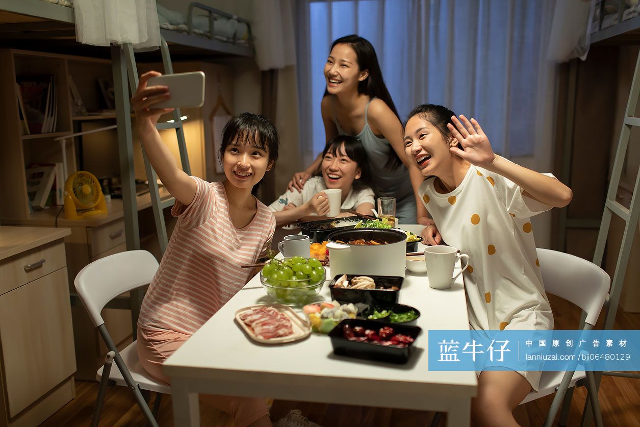 年轻大学生在宿舍吃火锅 蓝牛仔影像 中国原创广告影像素材