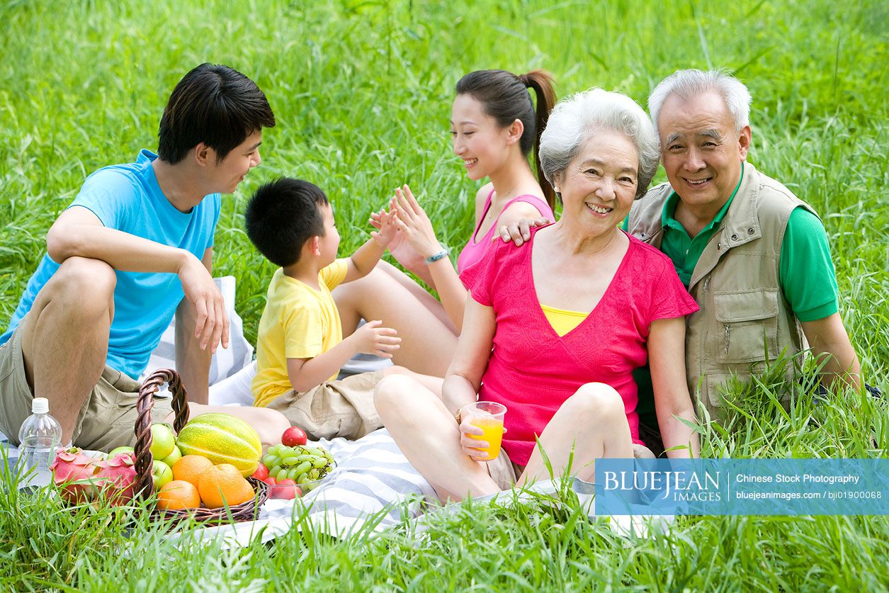 Portrait of a Chinese family picnicking-High-res stock photo for download