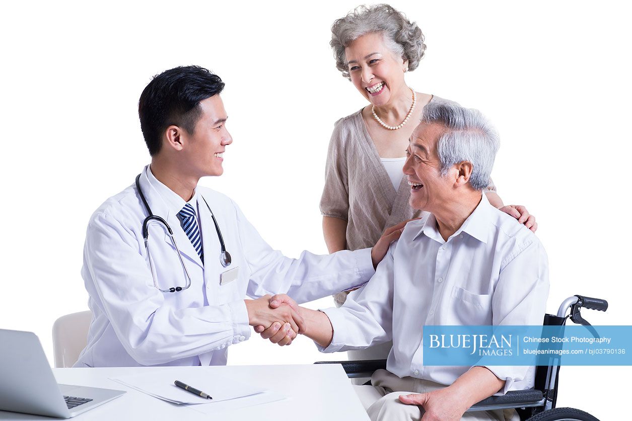 Chinese doctor and patient shaking hands-High-res stock photo for download