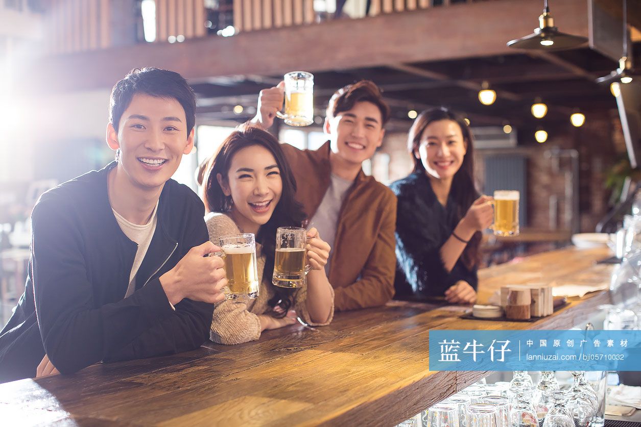 快乐的朋友们在酒吧喝酒干杯 蓝牛仔影像 中国原创广告影像素材
