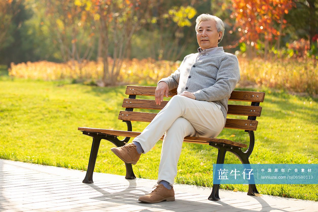 快乐的老人坐在公园长椅上 蓝牛仔影像 中国原创广告影像素材