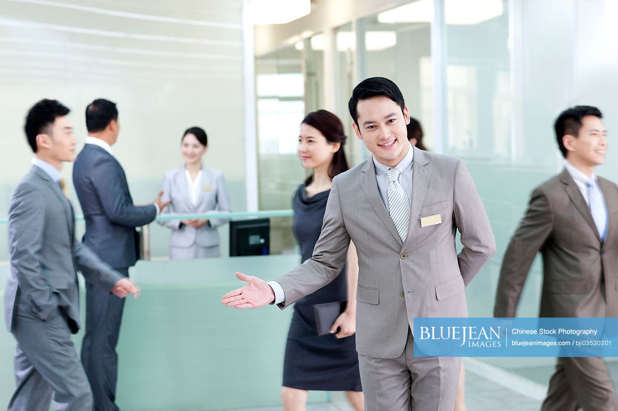 Chinese business persons at front desk-High-res stock photo for download