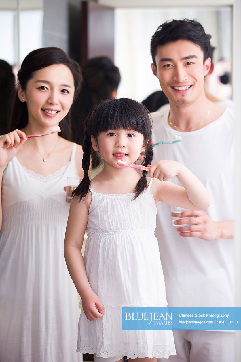 Happy Chinese family brushing teeth-High-res stock photo for download