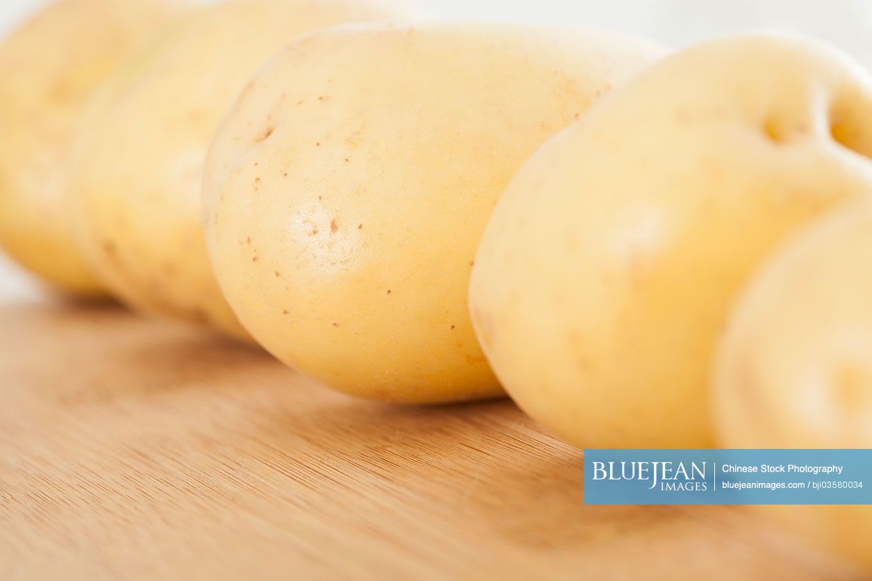 Fresh potatoes-High-res stock photo for download
