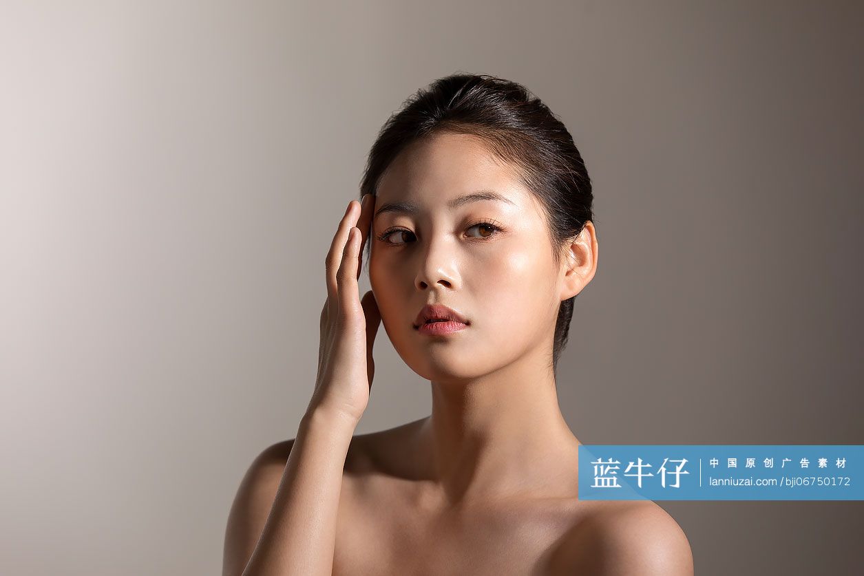 漂亮的年轻女子 蓝牛仔影像 中国原创广告影像素材