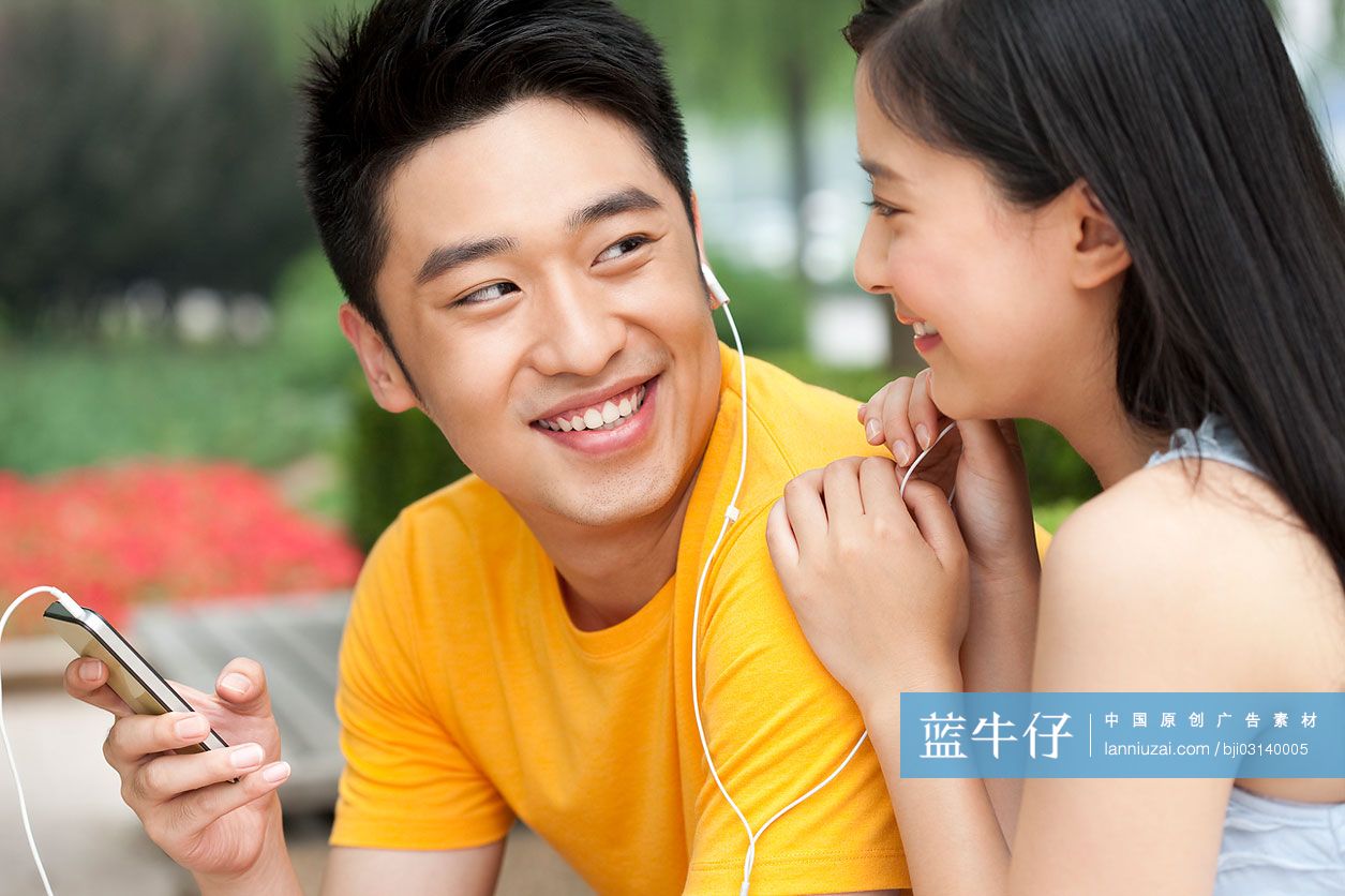 年轻情侣一起用手机听音乐 蓝牛仔影像 中国原创广告影像素材