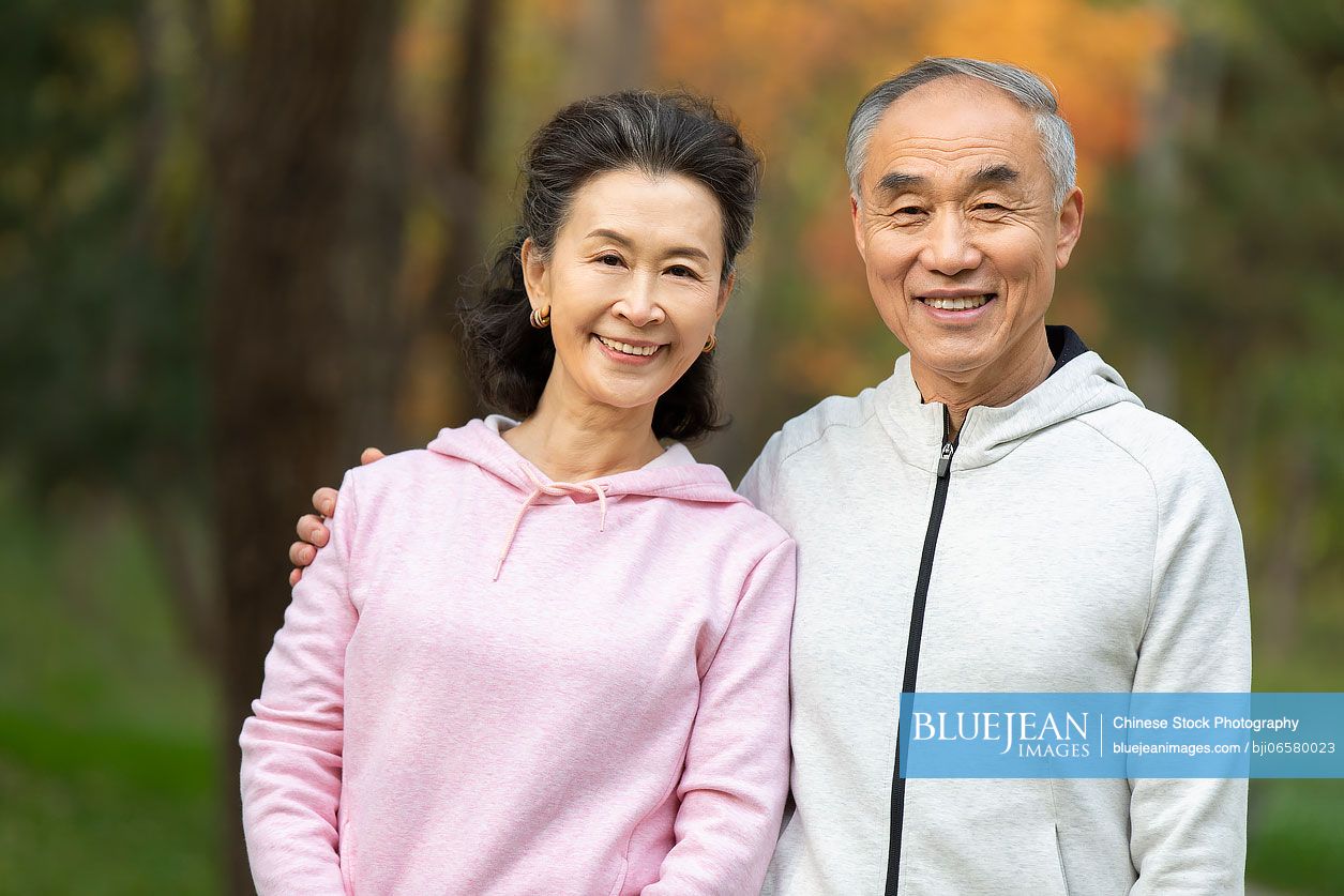 Portrait of cheerful senior Chinese couple-High-res stock photo for download