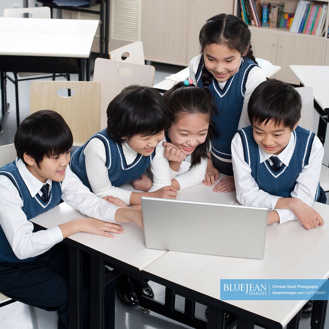 Chinese students gathered around a computer in the classroom-High-res ...