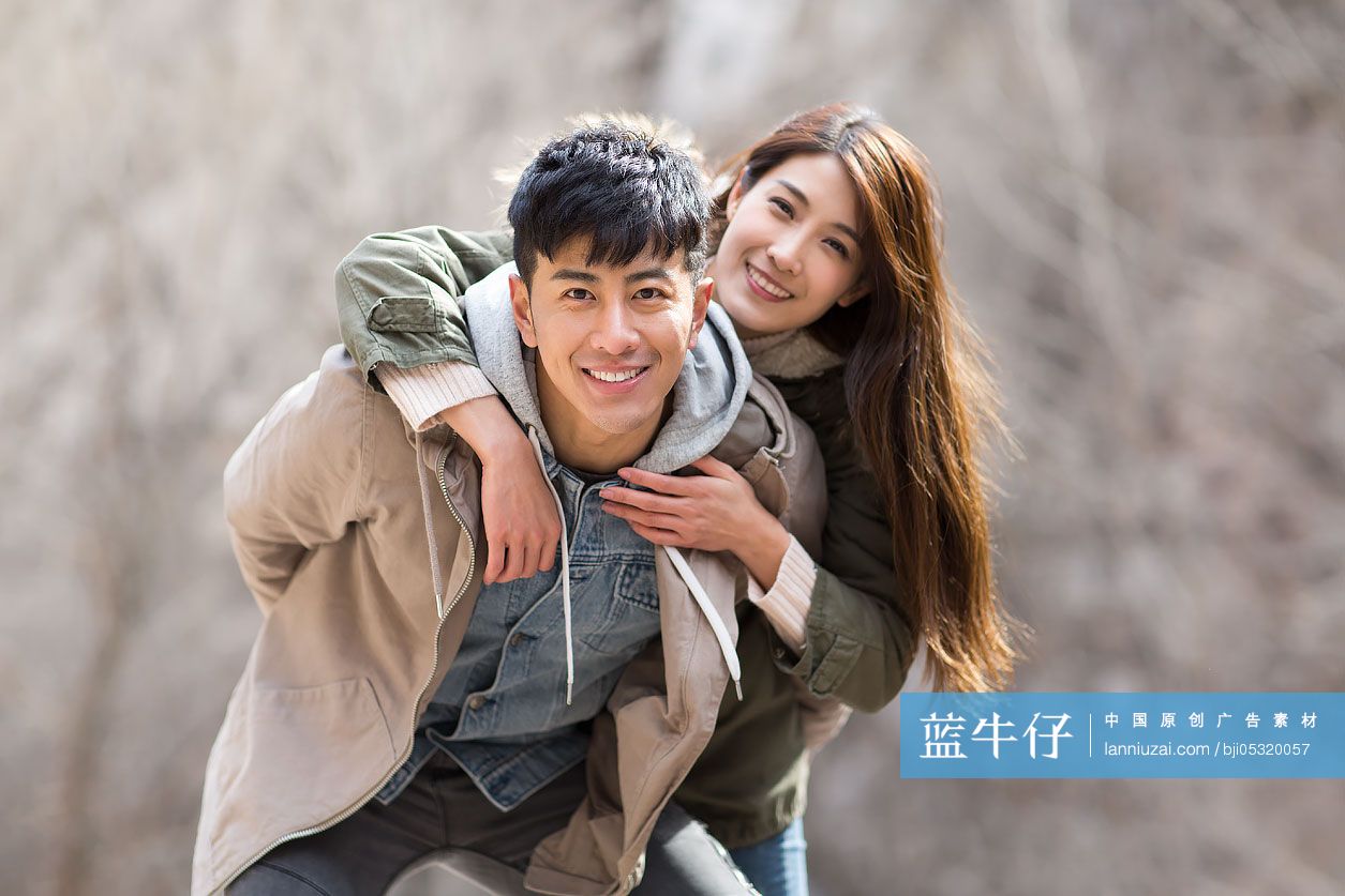 Portrait of happy young Chinese couple outdoors in winter-蓝牛仔影像-中国原创广告影像素材