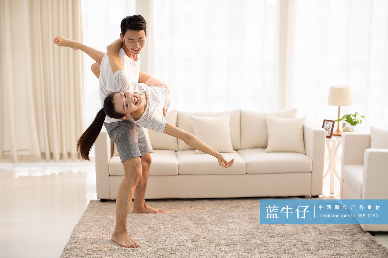 年轻情侣在客厅玩耍-蓝牛仔影像-中国原创广告影像素材