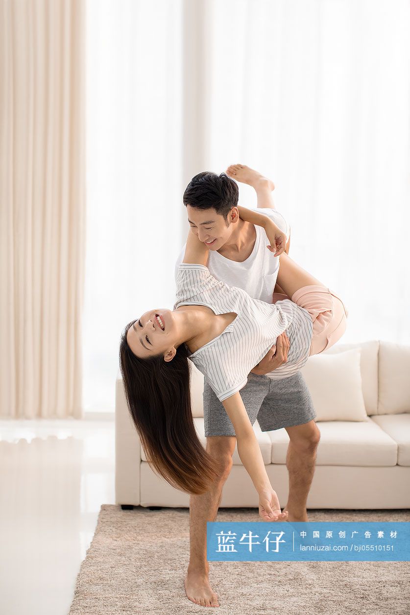 年轻情侣在客厅玩耍-蓝牛仔影像-中国原创广告影像素材