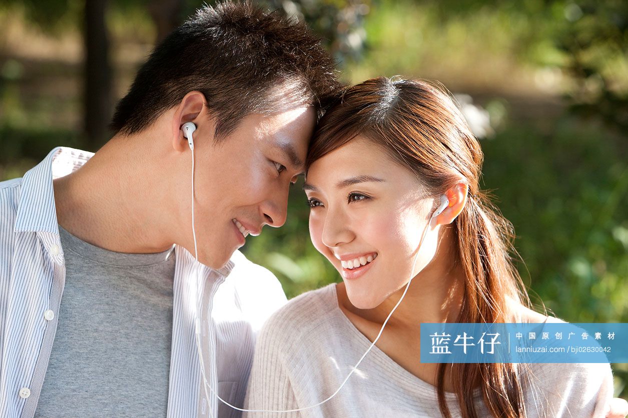 青年男女听音乐 蓝牛仔影像 中国原创广告影像素材