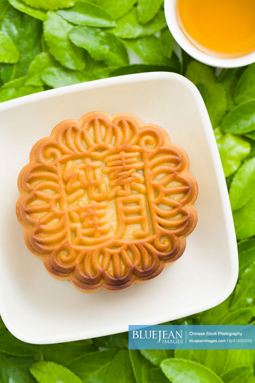 Mooncake and tea-High-res stock photo for download