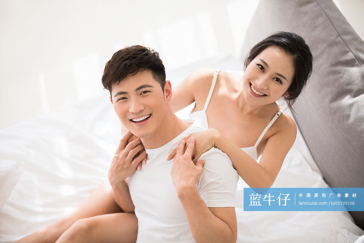 快乐的年轻情侣在床上 蓝牛仔影像 中国原创广告影像素材