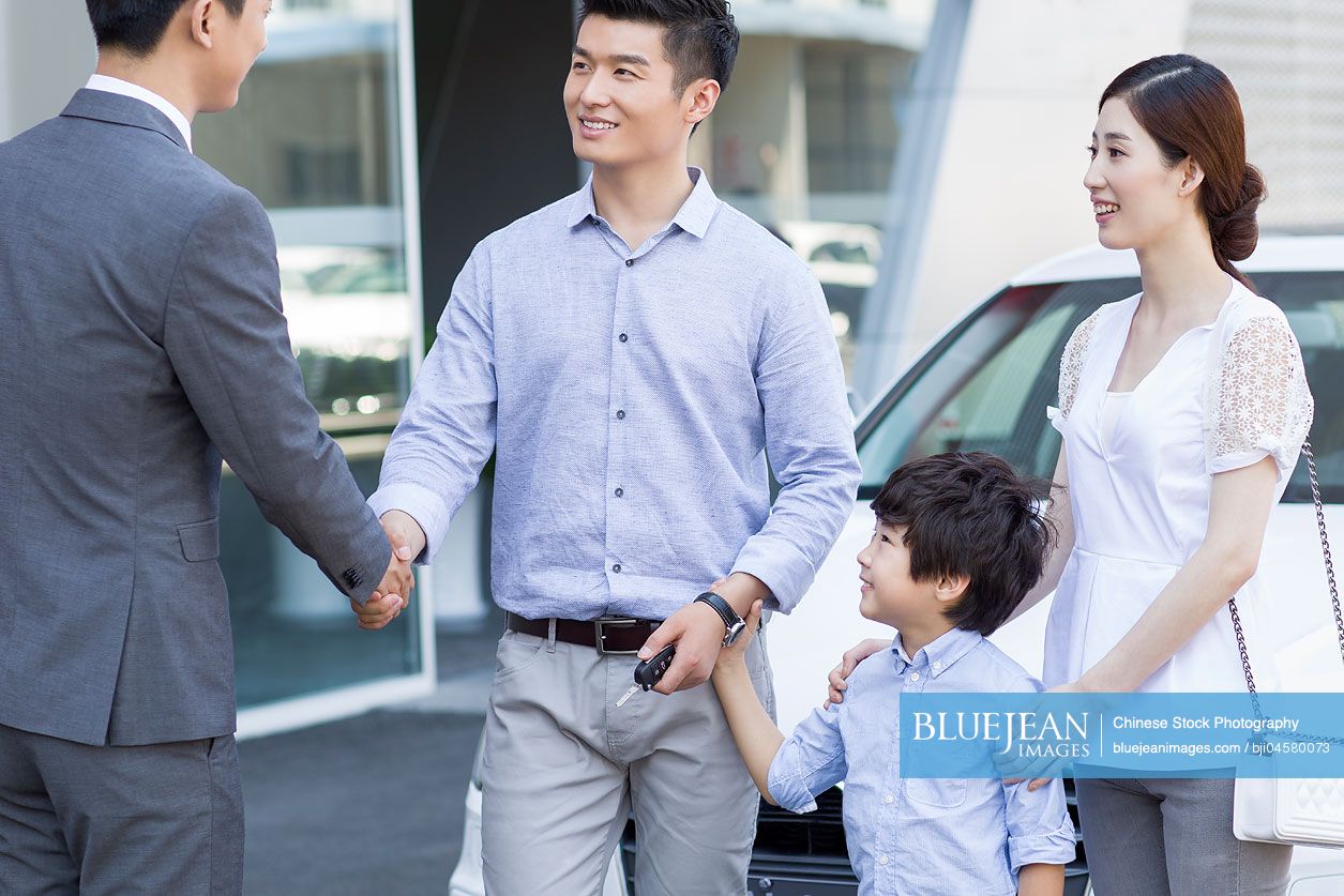Young Chinese family buying car-High-res stock photo for download