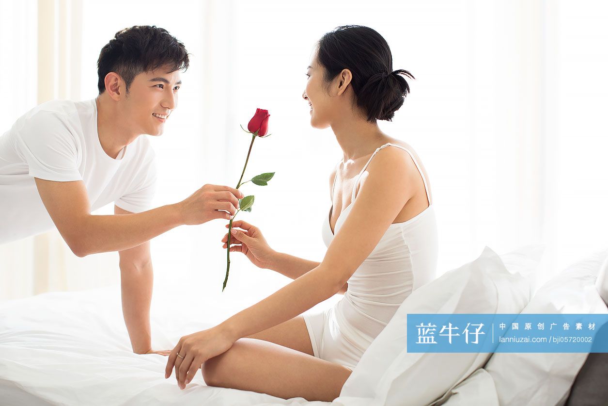 快乐的年轻情侣共度甜蜜时光 蓝牛仔影像 中国原创广告影像素材