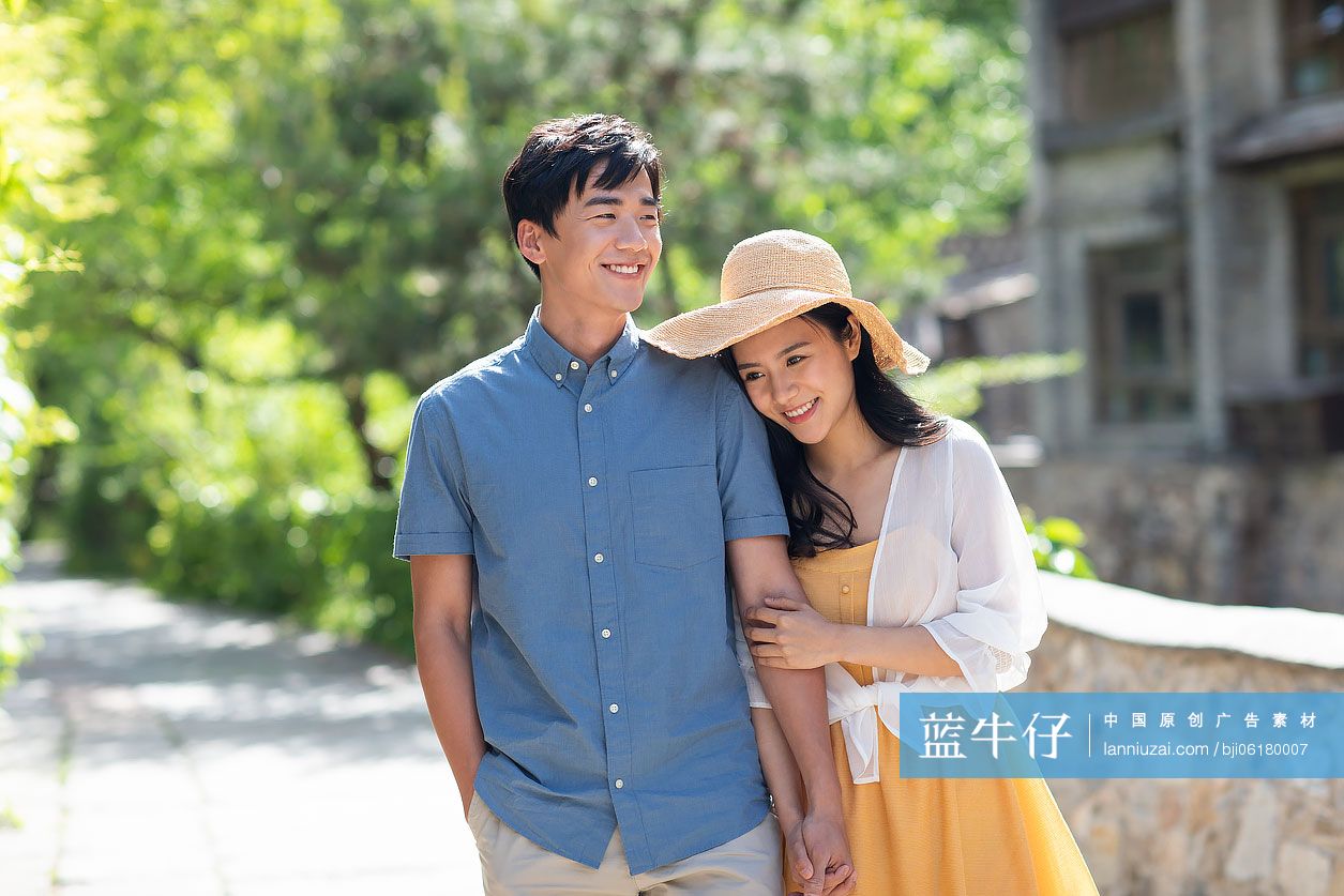 快乐年轻情侣旅游度假 蓝牛仔影像 中国原创广告影像素材