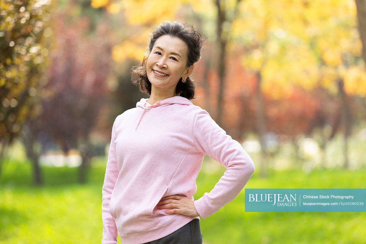 Portrait of cheerful senior Chinese woman-High-res stock photo for download