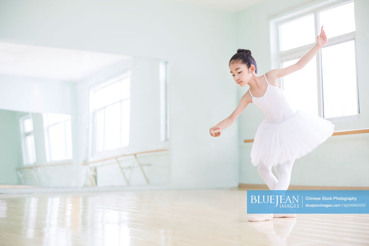 Little Chinese ballet dancer-High-res stock photo for download