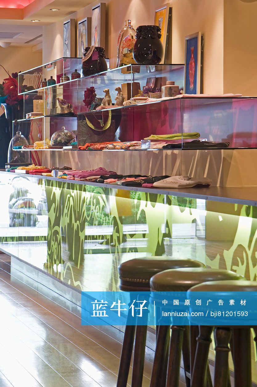 Modern glass counter in clothing store-蓝牛仔影像-中国原创广告影像素材