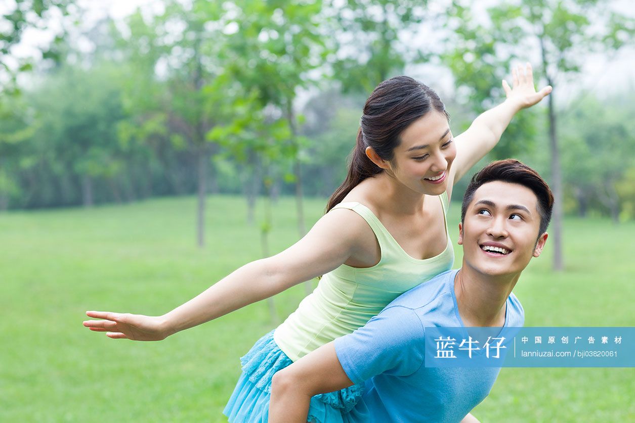 年轻男子背着女友-蓝牛仔影像-中国原创广告影像素材