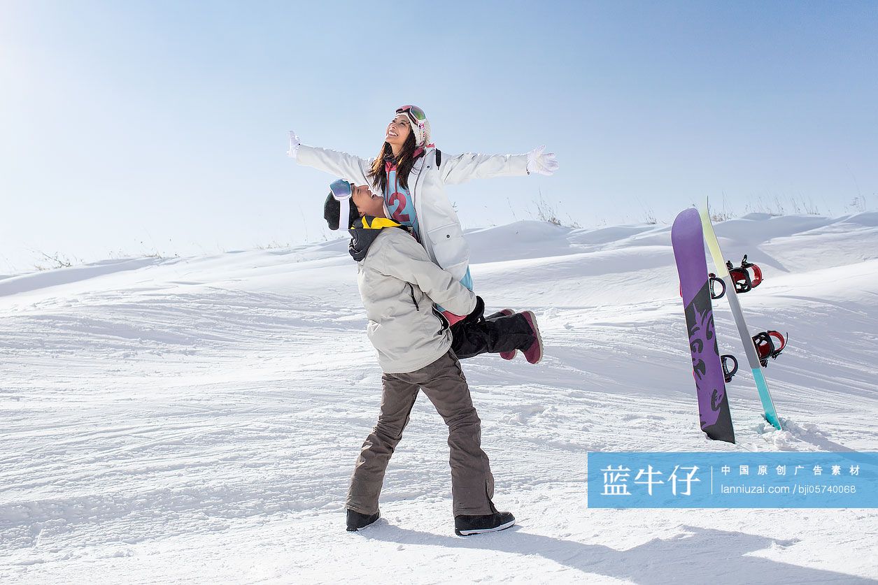 快乐的年轻情侣在滑雪场滑雪-蓝牛仔影像-中国原创广告影像素材