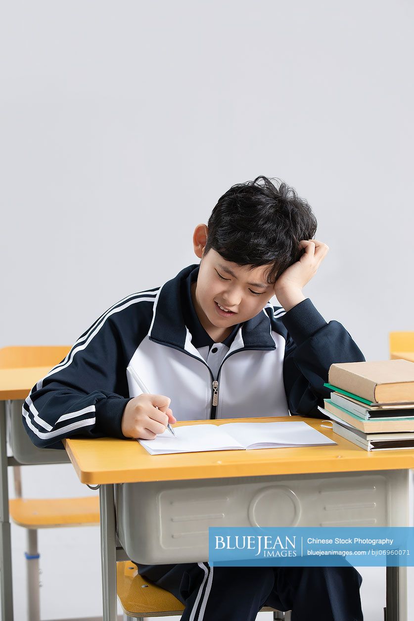 Chinese student learning in classroom-High-res stock photo for download