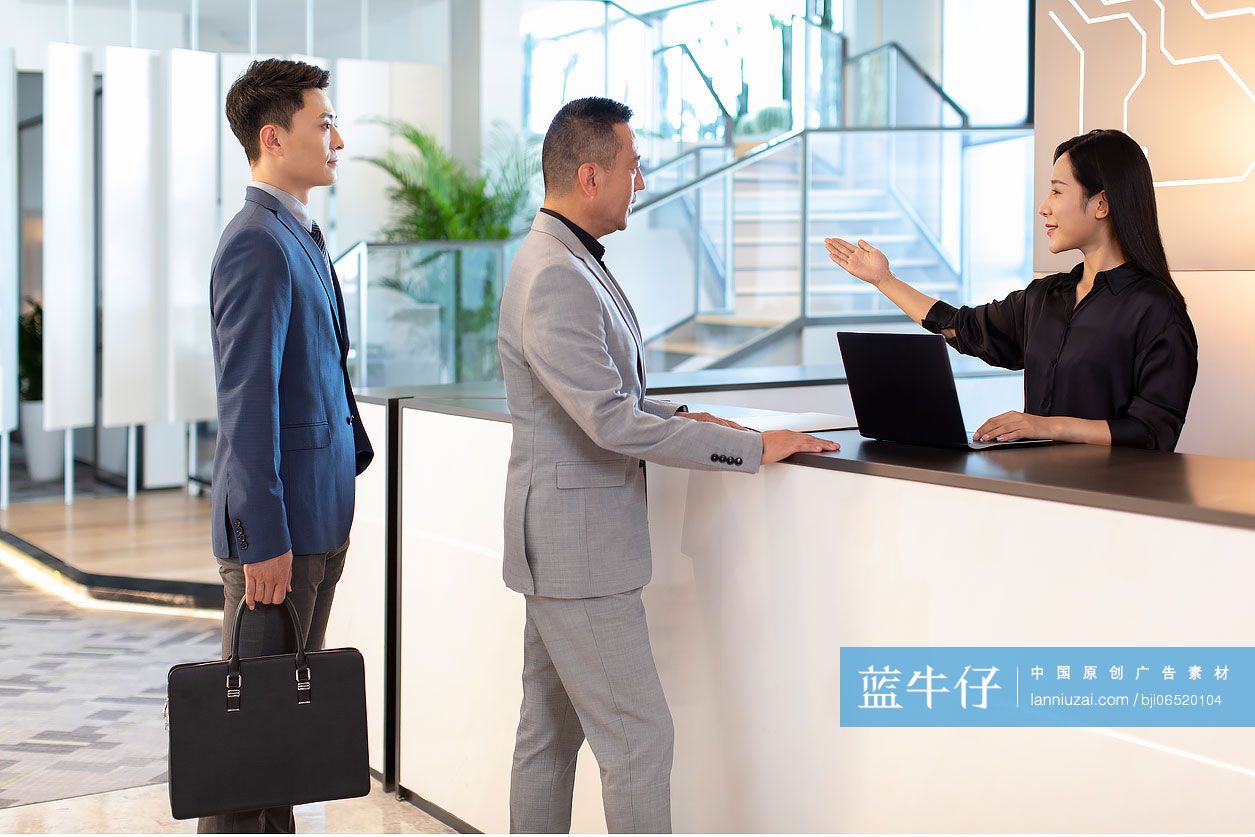 商务人士与前台接待员沟通-蓝牛仔影像-中国原创广告影像素材