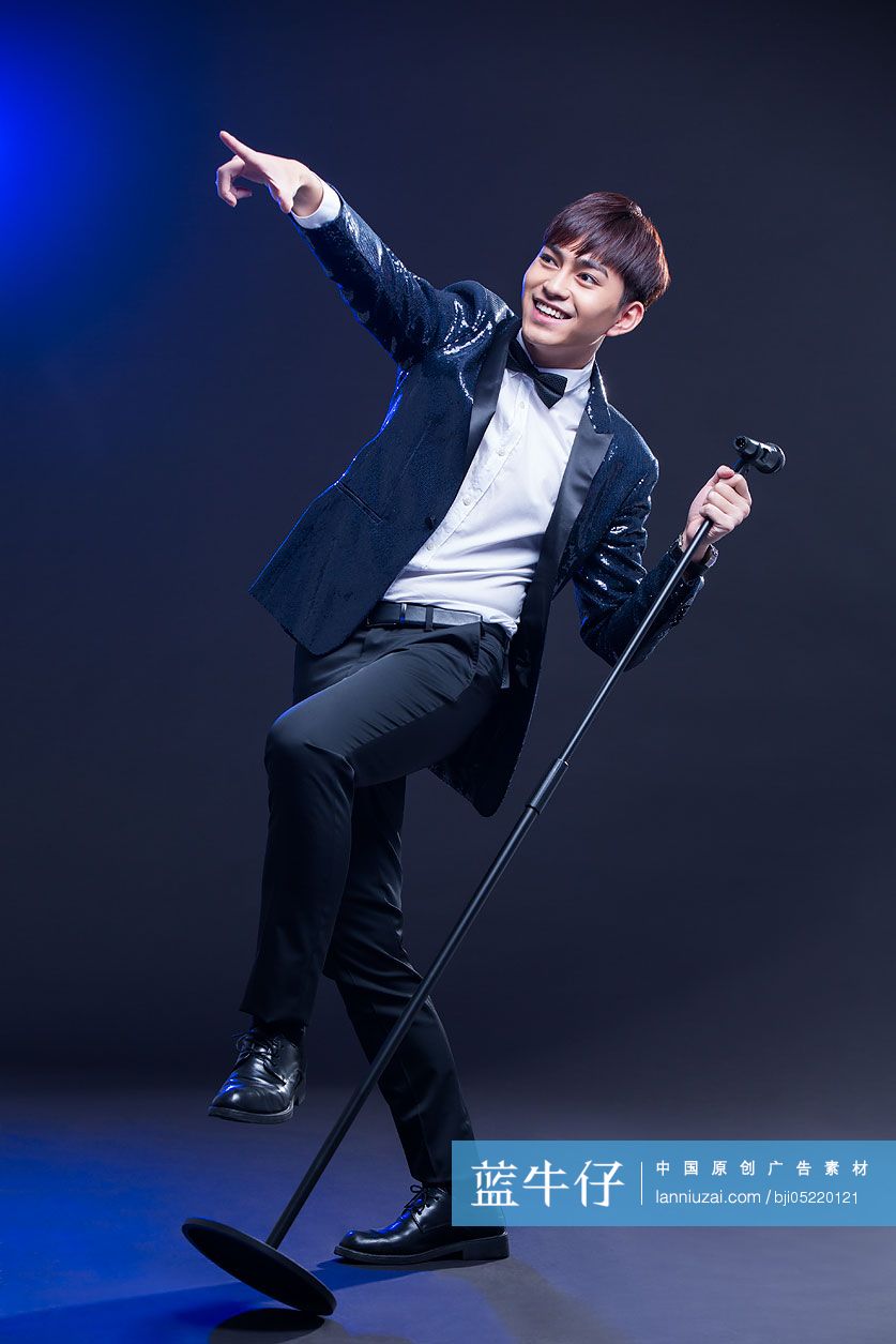 年轻男子拿着麦克风唱歌-蓝牛仔影像-中国原创广告影像素材
