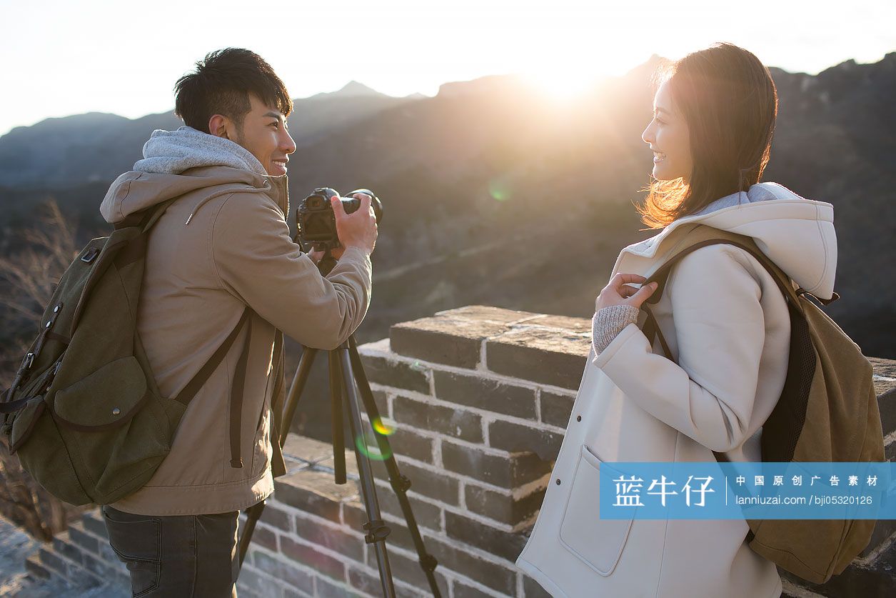 Happy young Chinese couple photographing on the Great Wall-蓝牛仔影像-中国原创广告影像素材