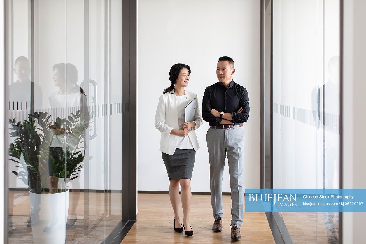 Chinese business people talking in office-High-res stock photo for download