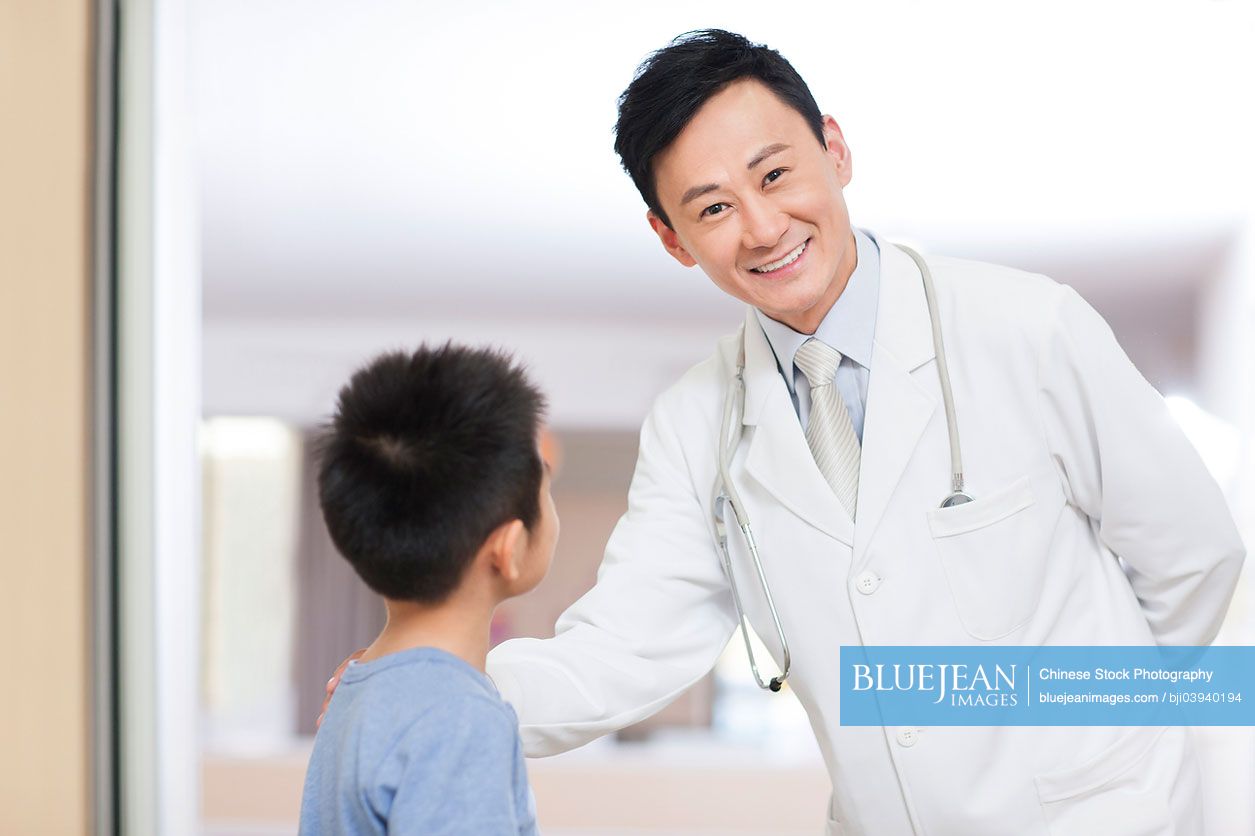 Happy Chinese doctor with cute boy-High-res stock photo for download
