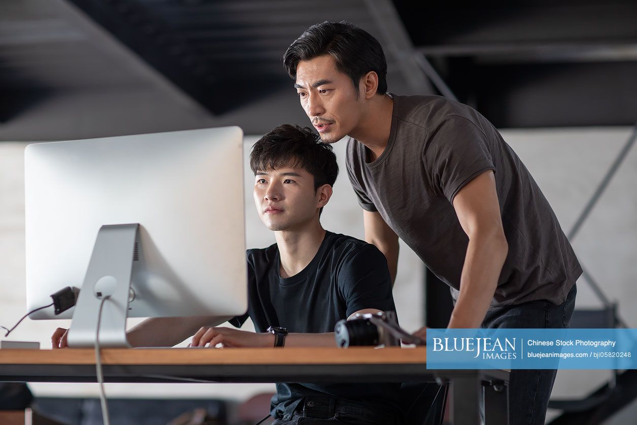 Chinese photographers working in studio-High-res stock photo for download