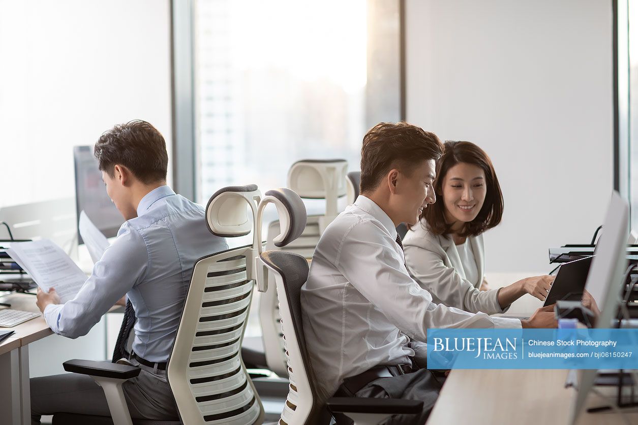 Chinese business people working in office-High-res stock photo for download