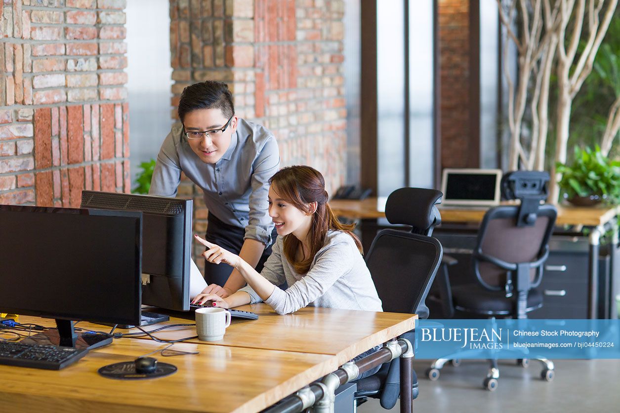 Chinese IT workers working in office-High-res stock photo for download